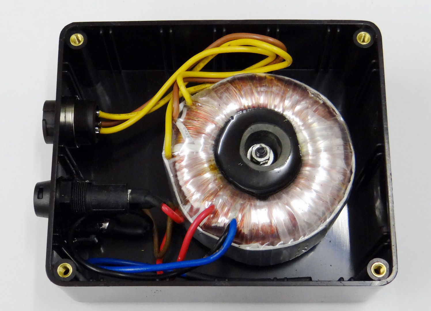 Behringer HA4700 Mains Hum