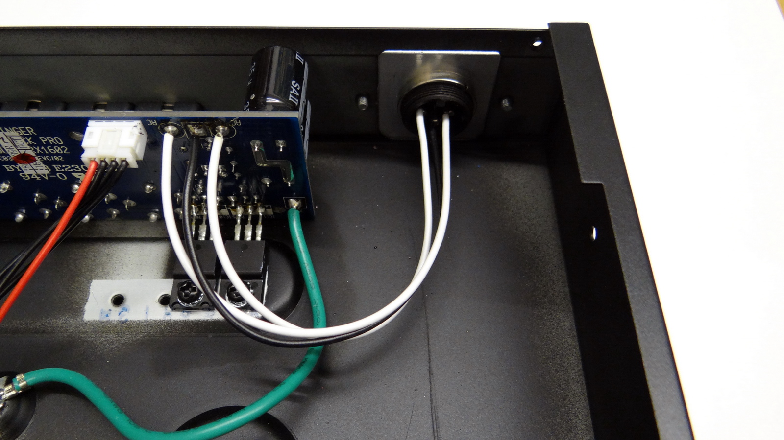 Behringer HA4700 Mains Hum