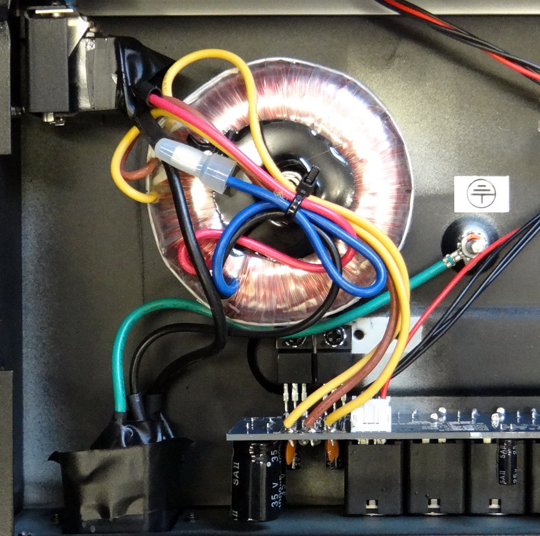 Behringer HA4700 Mains Hum